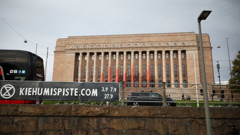 Mielenosoittajat sotkivat Eduskuntatalon pylväät punaisella värillä ...