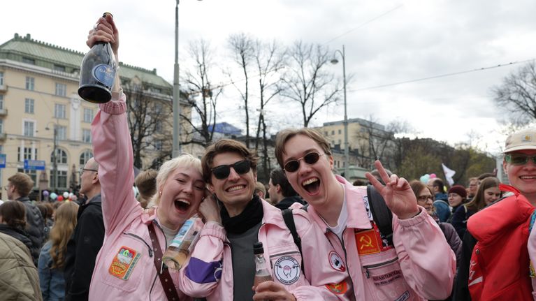 Manta sai lakkinsa ja bileet alkoivat Helsingin Kauppatorilla – tänä ...
