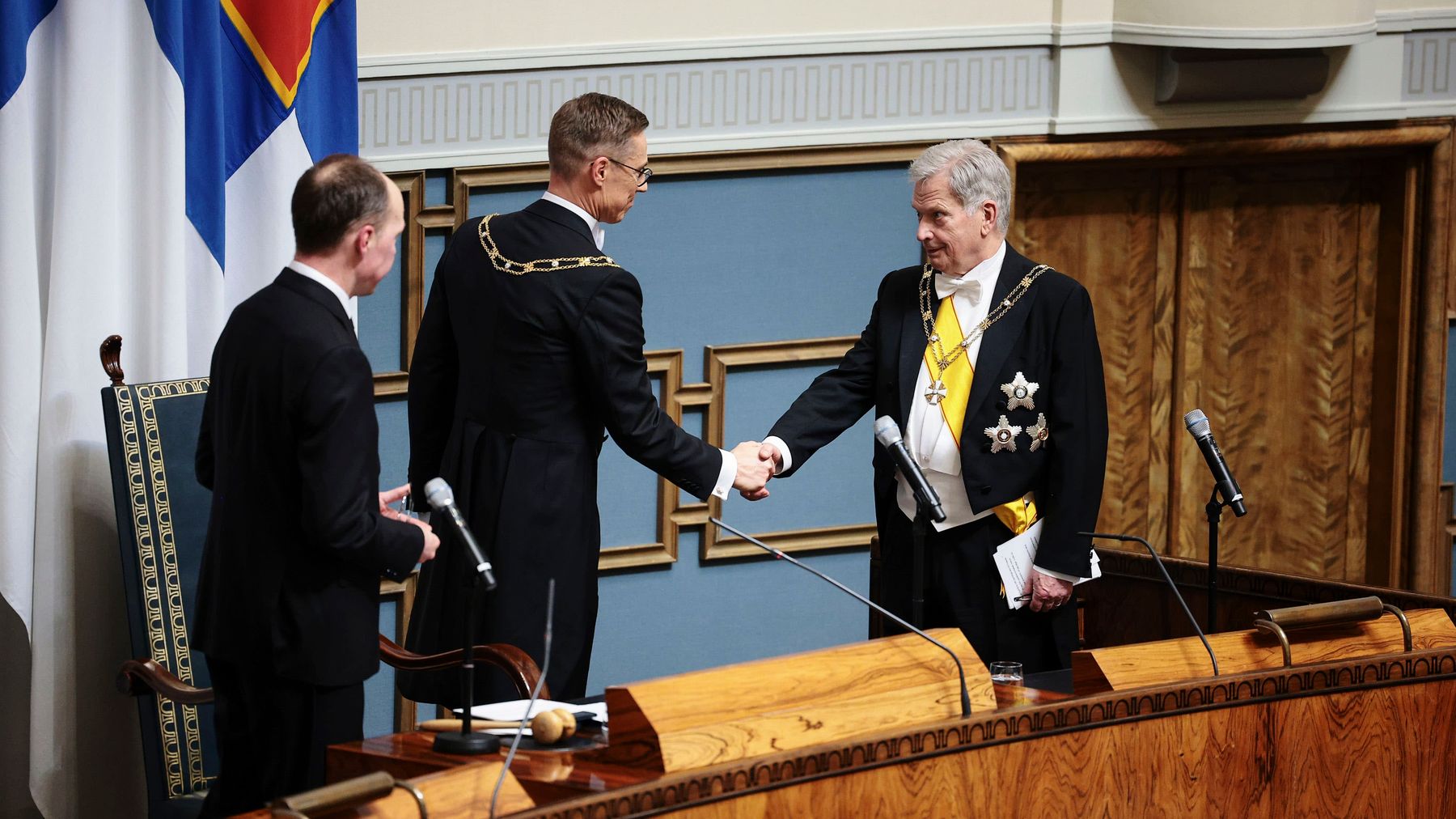 Tämä kuva näyttää hetken, kun Alexander Stubbista tuli presidentti ...
