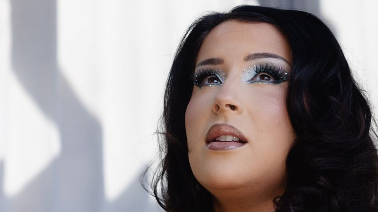 Sara Bee teki Tiktok-hitin – Iconic-biisi voimaannuttaa etenkin nuoria ...