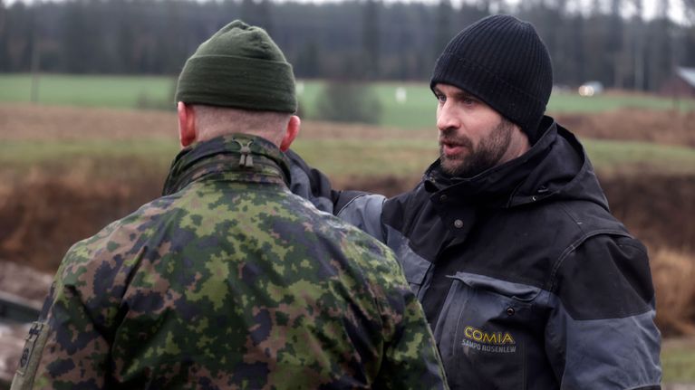 Petri Ronimus katseli, kuinka taisteluvaunut mylläsivät hänen peltonsa ...
