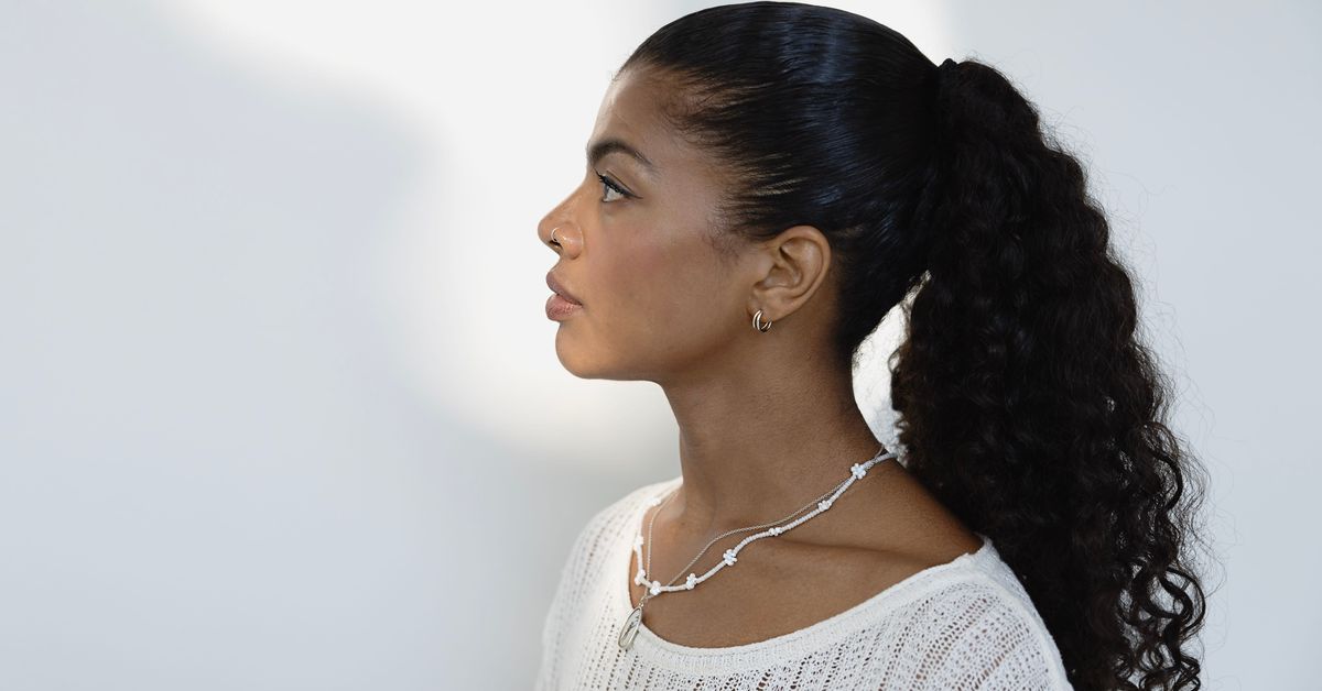 Musikaalitähti Yasmine Yamajako poltti hiuksensa karrelle, jotta ne ...