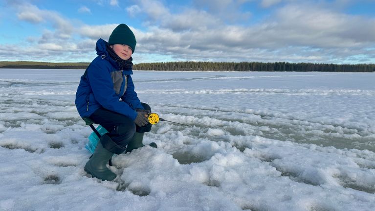 ”Maistuu ihanalta”, totesi Jasper Kurtti muikun pyrstöä puraistessaan ...
