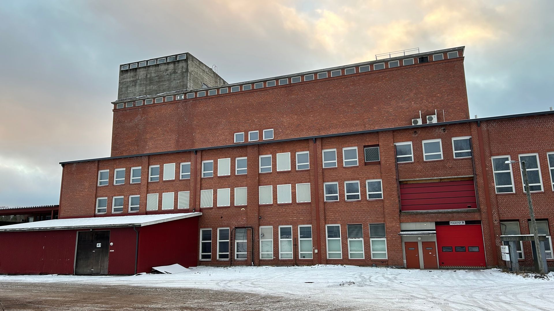 Savonlinnassa pohditaan puolityhjän Yritystalo Schaumanin kohtaloa ...